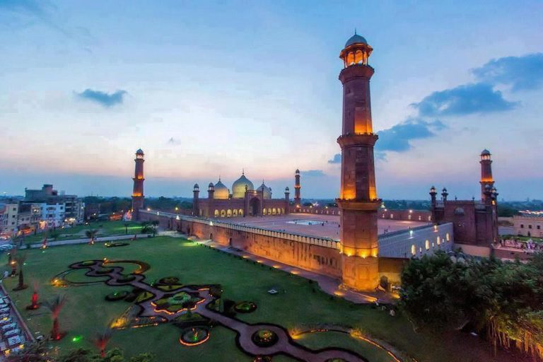 A Visual Tour of 40 Breathtakingly Beautiful Mosques Worldwide