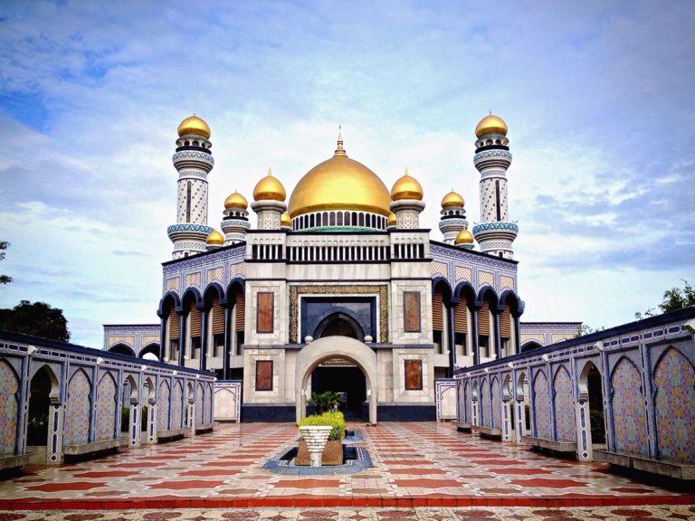 A Visual Tour of 40 Breathtakingly Beautiful Mosques Worldwide